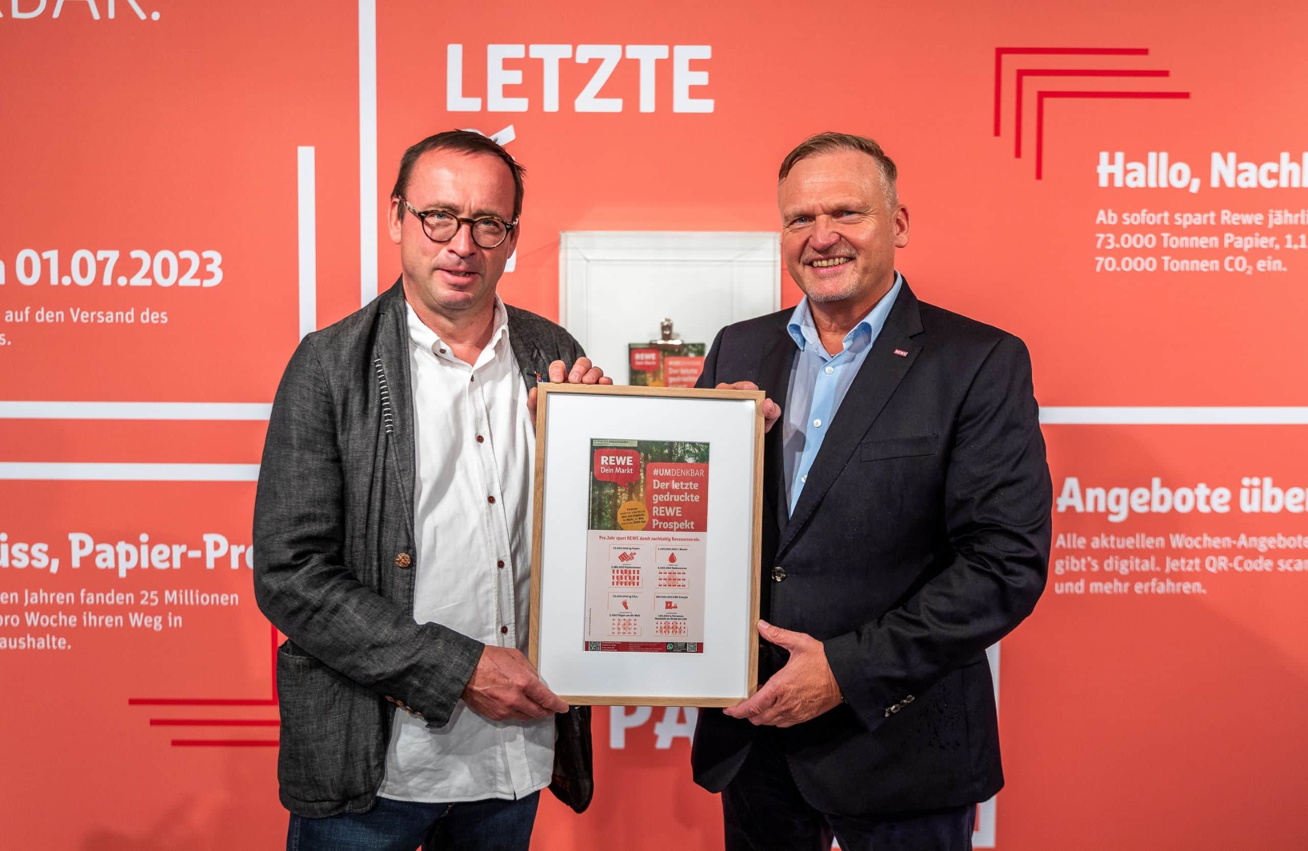 Abschied von einer Handelstradition: REWE schickt den Papier-Prospekt ins Museum - REWE Group